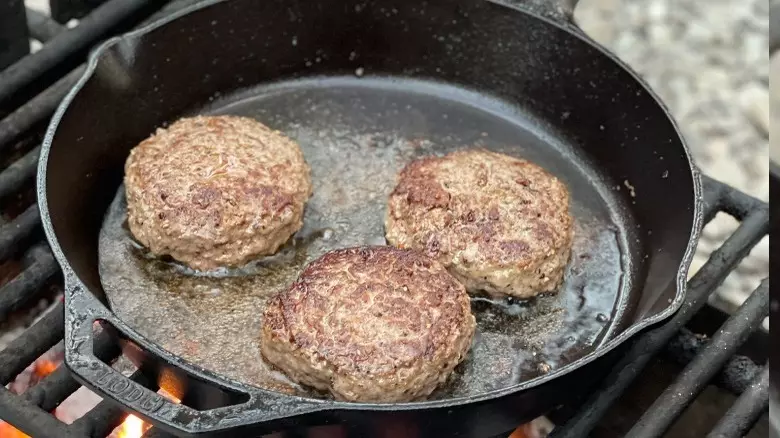 hamburgers kook in gietyster pan