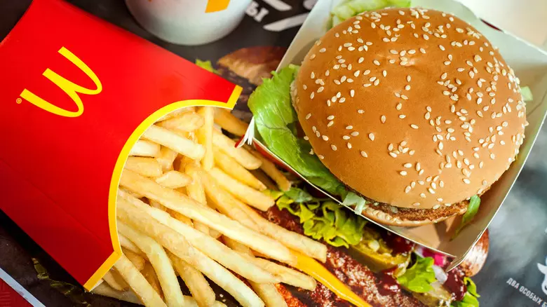 Apoti pupa ti awọn didin McDonald lẹgbẹẹ boga pẹlu bun Sesame