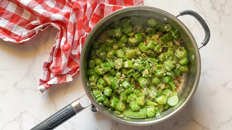 okra in een koekenpan