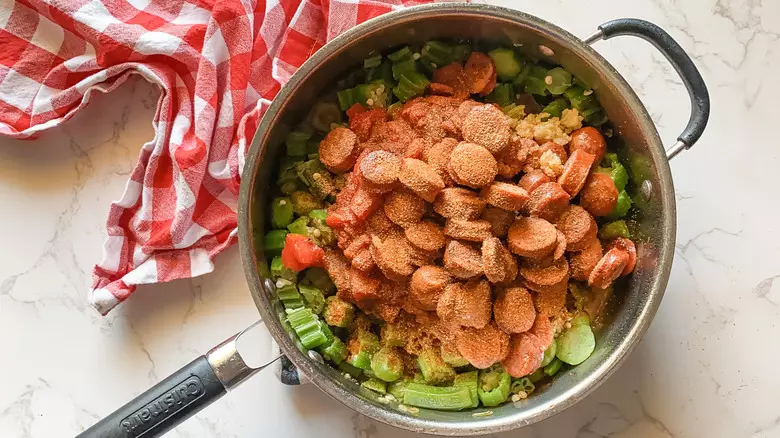 tixola chea de tomates, especias, salchichas e okra