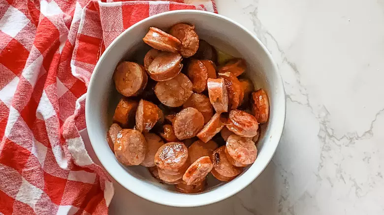 salchicha Andouille en rodajas sobre un pano a cadros