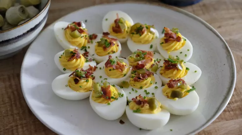 Ovos cozidos sentados em um prato