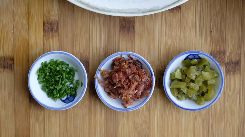 韭菜、培根塊和墨西哥胡椒放在碗裡