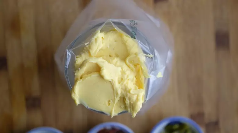 Mistura de gema de ovo sentado em um saco de confeitar