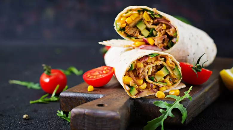 Burrito abụọ gbakọtara n'elu ibe ha