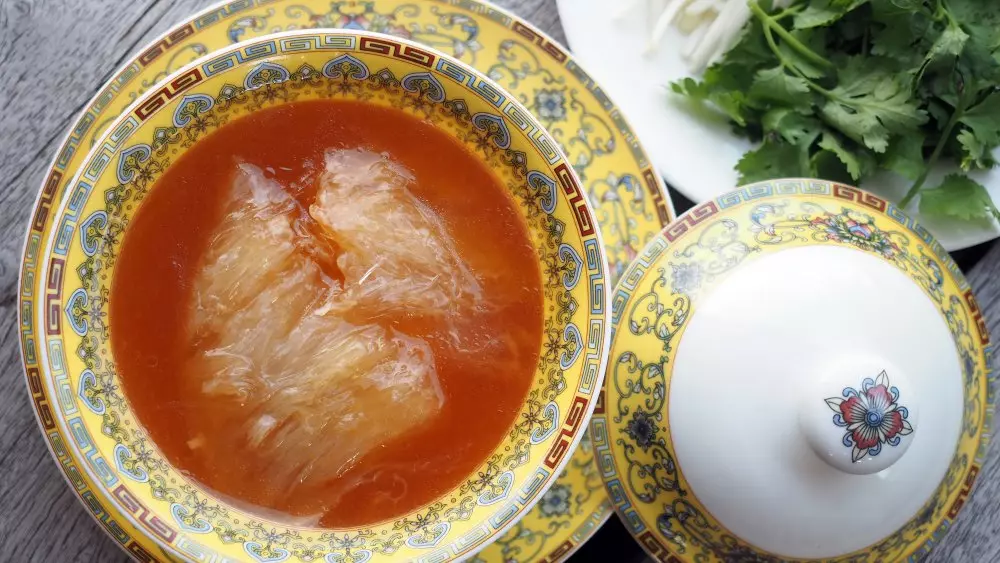 Eine Schüssel Haifischflossensuppe mit Toppings