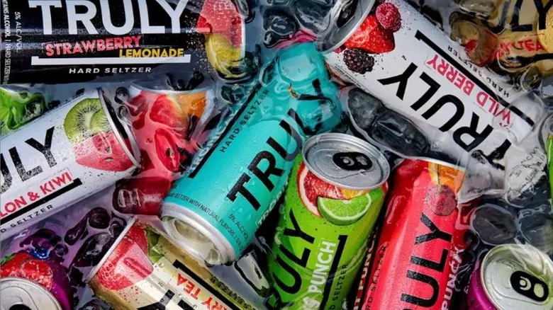 latas de Truly flotando en agua helada en un refrigerador