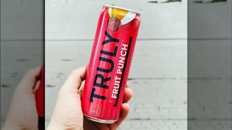 Truly fruit punch банкасын ұстап тұрған қол