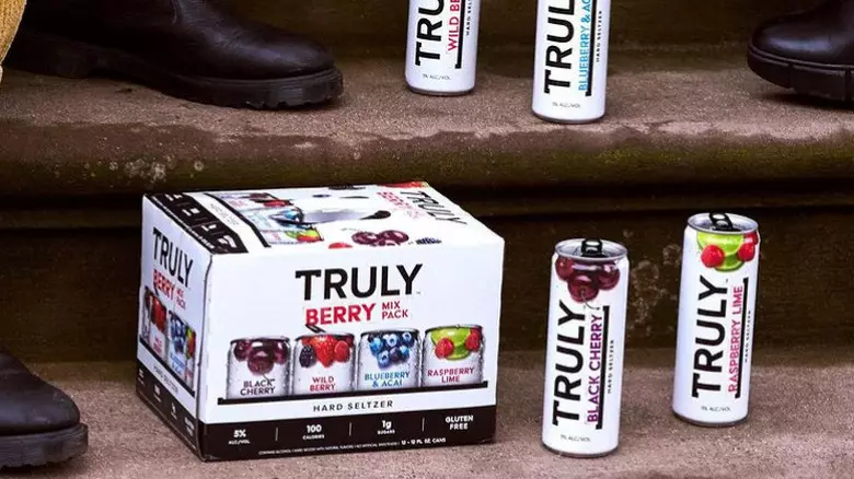 Truly Berry Mix Pack sumkasi qutilari bilan egilgan