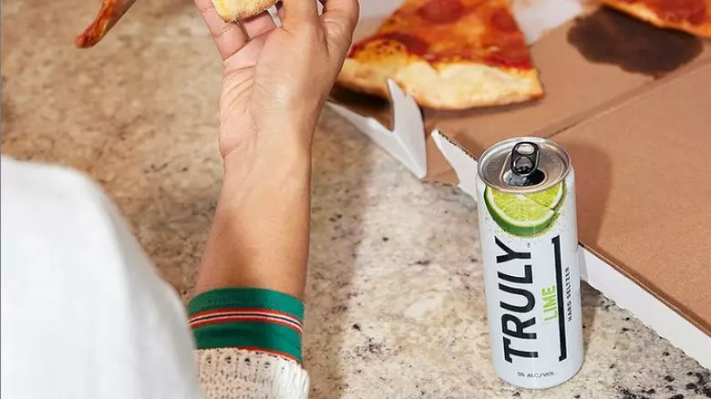 Lata de Truly lime en una fiesta de pizza