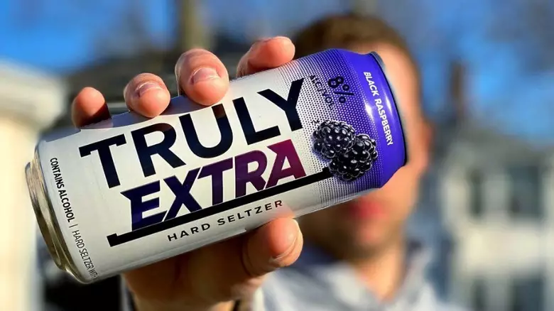 ruoko rwakabata gaba reChokwadi Extra black rasberry hard seltzer