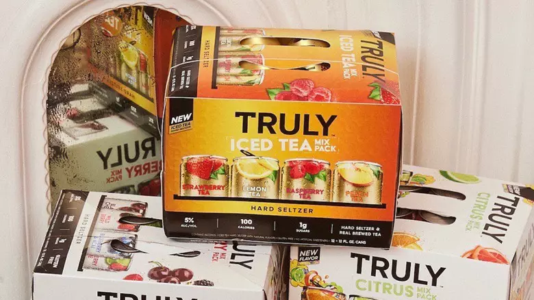 „Truly Ice Teas“ dėklas ant kitų „Truly Hard Seltzer“ skonių