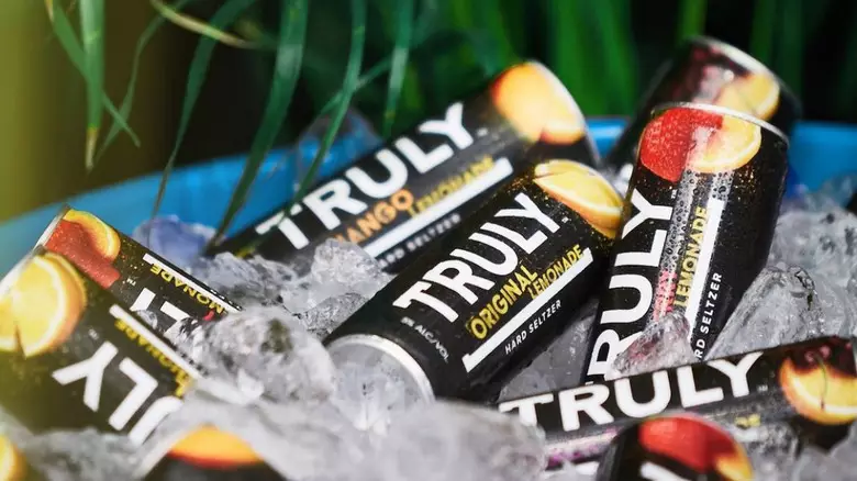 „Truly Limonade“ skardinės ledo kibire