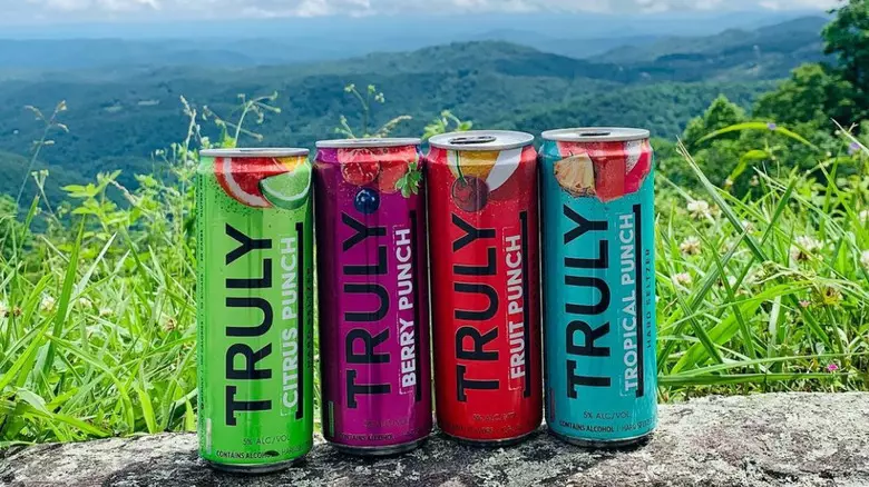 Cuatro latas de Truly Punch