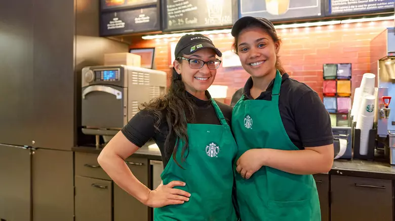 Жашыл фартук кийген Starbucks баристалары