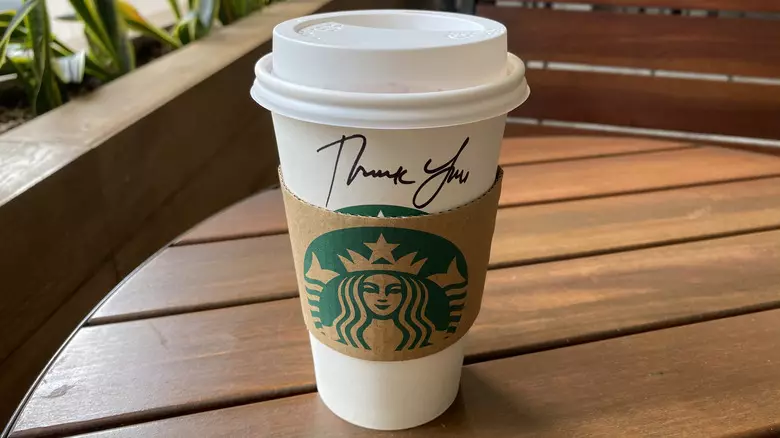 Copo de papel Starbucks com agradecimento escrito nele