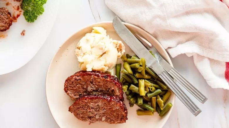 meatloaf ar phláta le prátaí mashed agus pónairí glasa