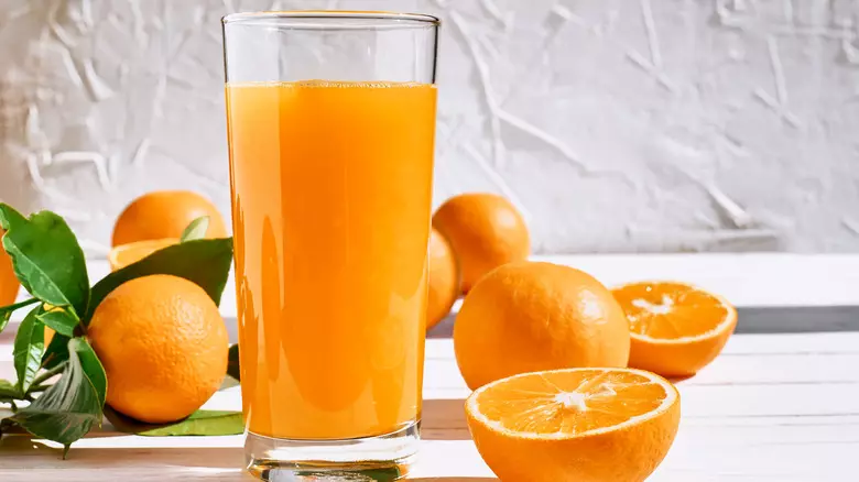 Orange juice sa tabi ng oranges