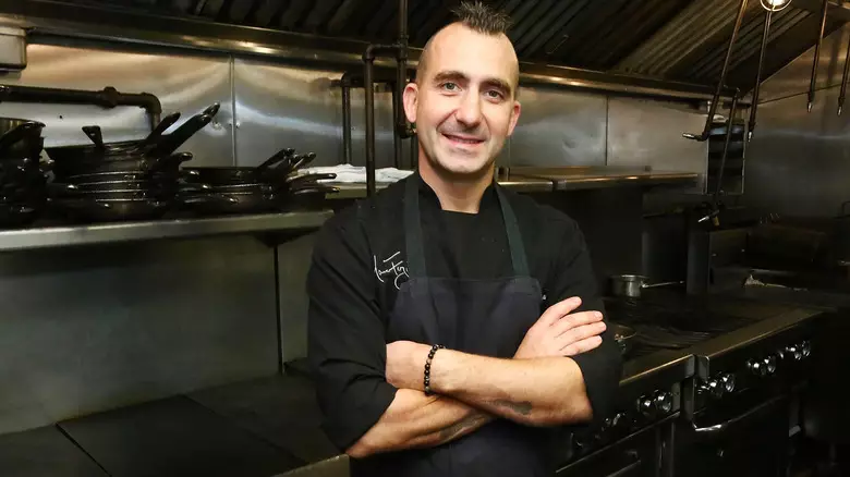 Marc Forgione 在餐厅厨房里