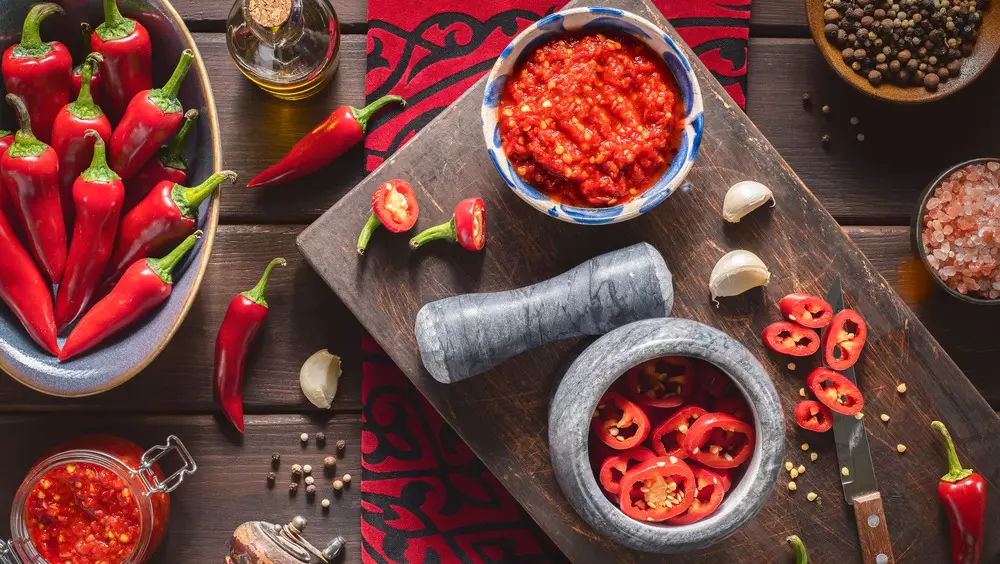 Chilis thiab mortar thiab pestle