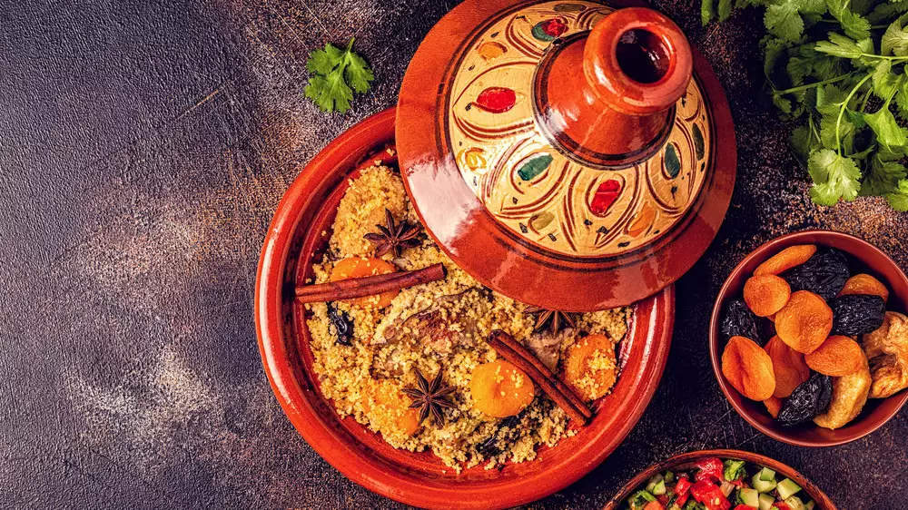 ከደረቁ ፍራፍሬዎች አንድ ሰሃን አጠገብ Tagine