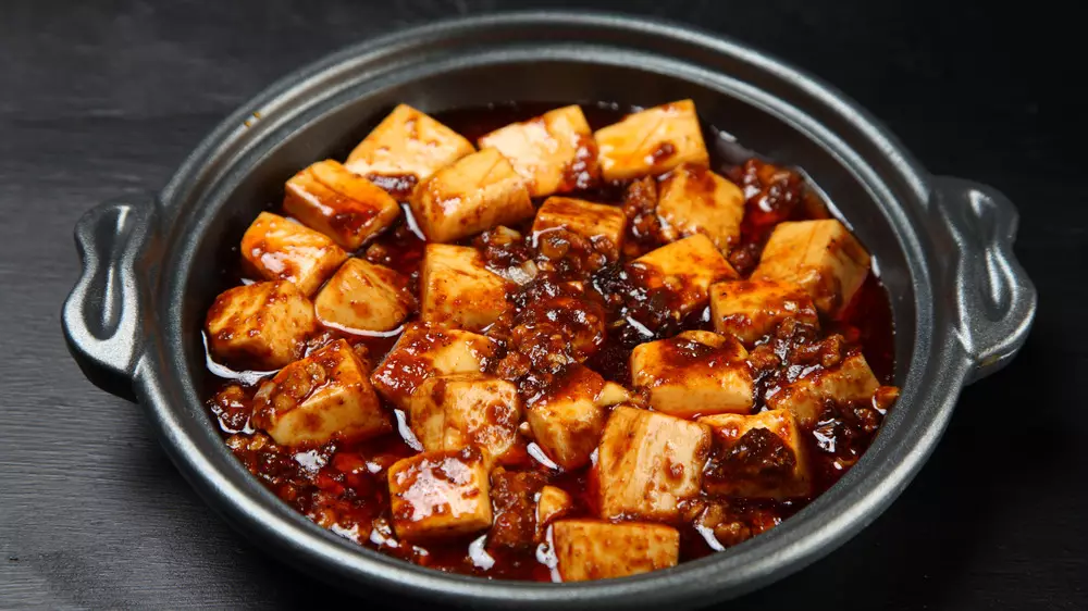 Mapo tofu juodame keramikiniame puode