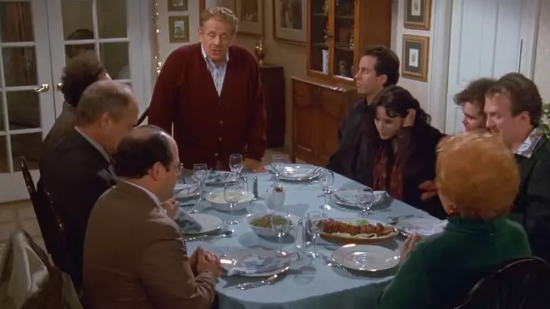 Personajes de Seinfeld discutiendo Festivus