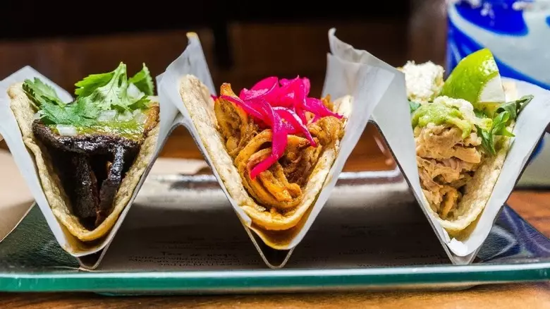 Trio vun Tacos aus oyamel cocina