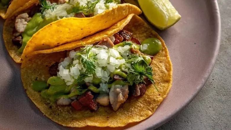 ක්ලාරෝ වෙතින් barbacoa tacos