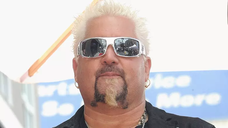 Guy Fieri ในแว่นกันแดด