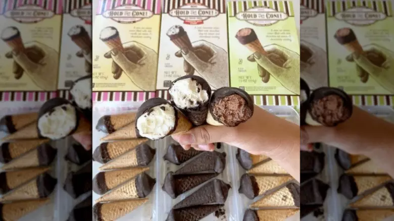 Mai ciniki Joe yana riƙe da mazugi ƙaramar ice cream cones