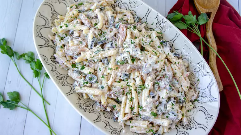 mangkok creamy pasta Salad