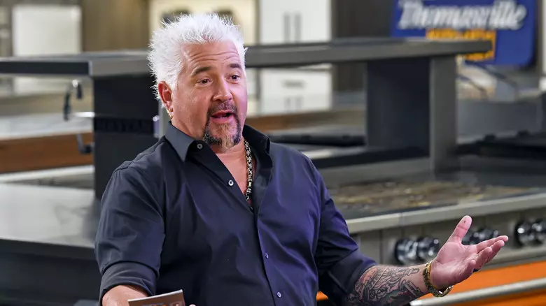 Guy Fieri con una camisa azul