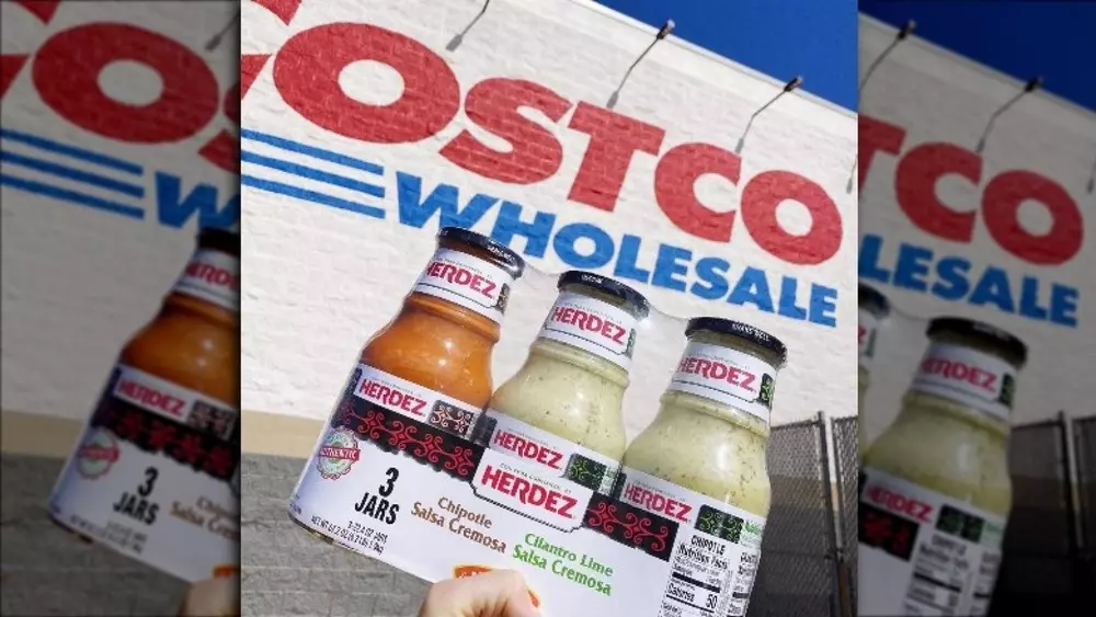 Mano sosteniendo nueva salsa cremosa de Costco