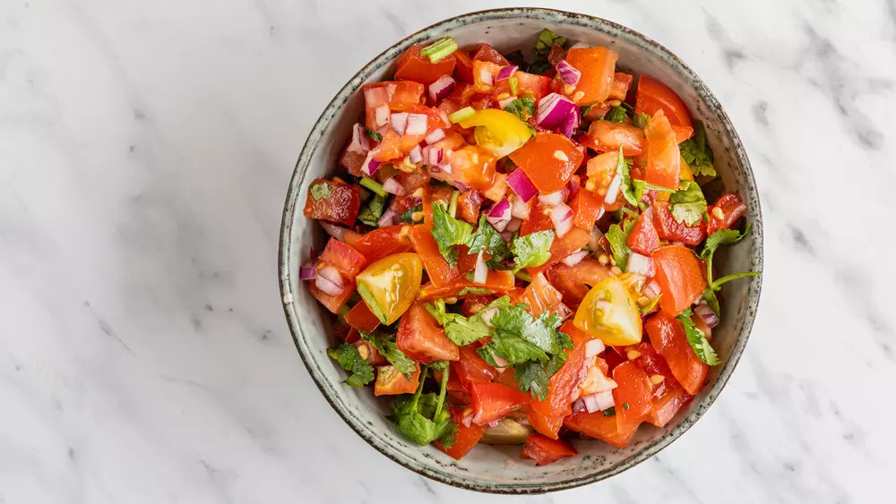 Un plato de salsa mexicana