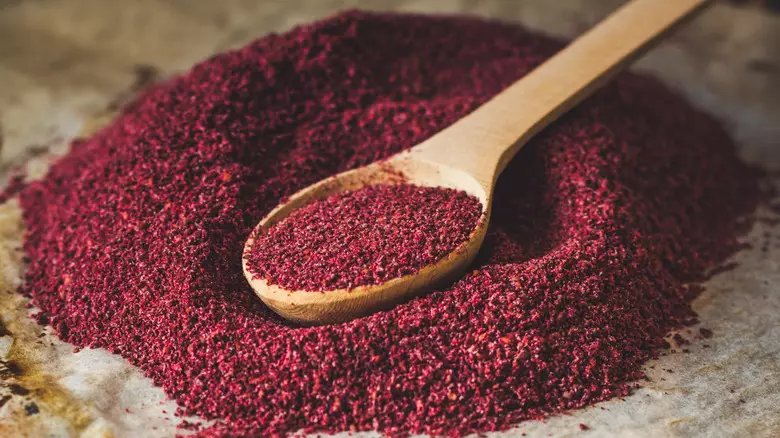 Montículo de especias de sumac con culler