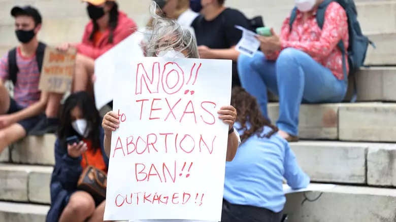 Babaeng nagpoprotesta sa Texas abortion bill