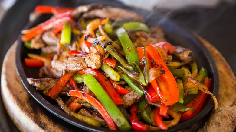 Fajita de carne com pimentão na panela