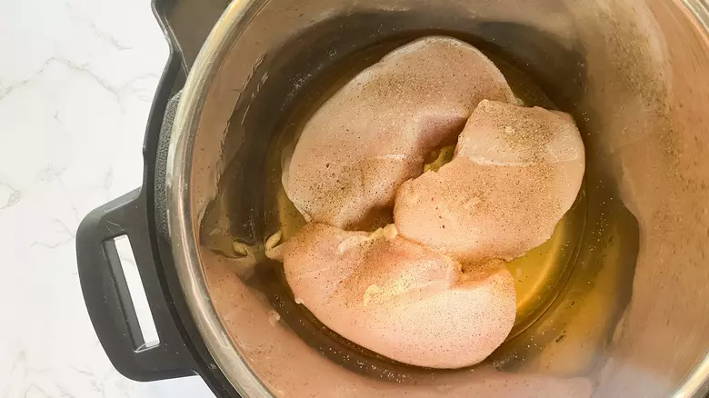 Instant Pot içərisində toyuq döşləri.