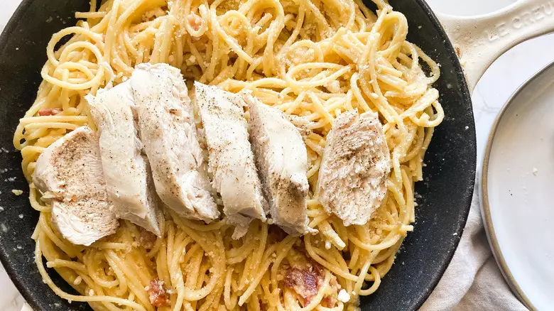 Carbonara tinye ya na ara ọkụkọ esiri esi na skillet.