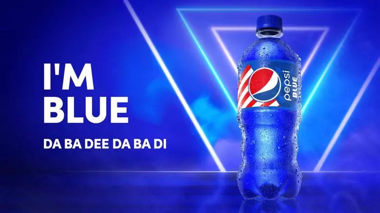 Pepsi-ĉapo sur blua fono