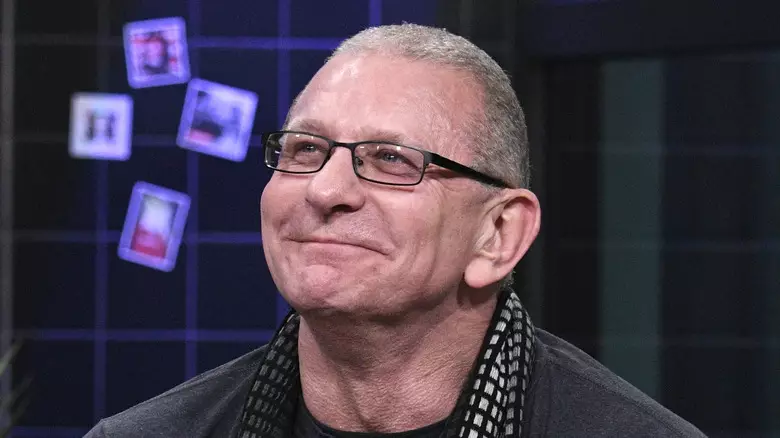 Robert Irvine souriant sur une photo candide