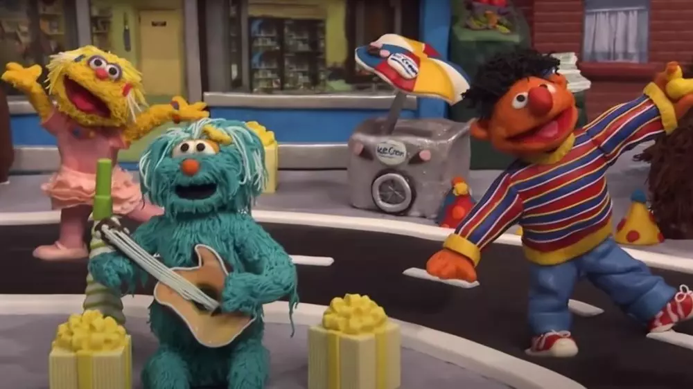 Sesame Street ncuav mog qab zib