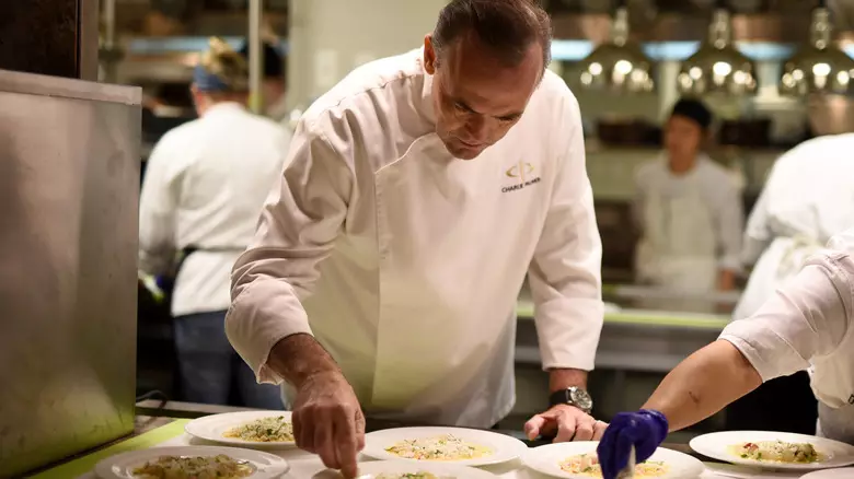 Charlie Palmer garnering van een bord eten