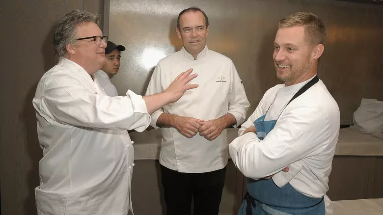 Chef-koks Charlie Palmer, Bryan Voltaggio en David Burke glimlachen en praten met elkaar