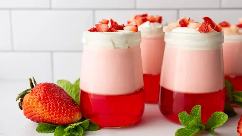 Mini jello parfait istuvat mansikoiden vieressä