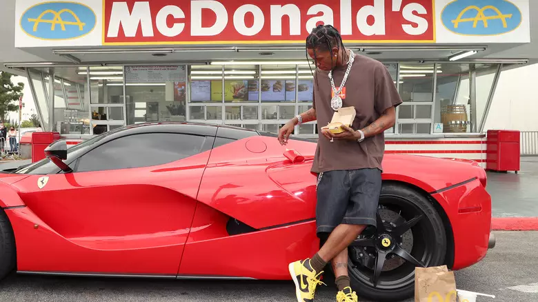 Si Travis Scott ug ang iyang Ferrari sa McDonald's