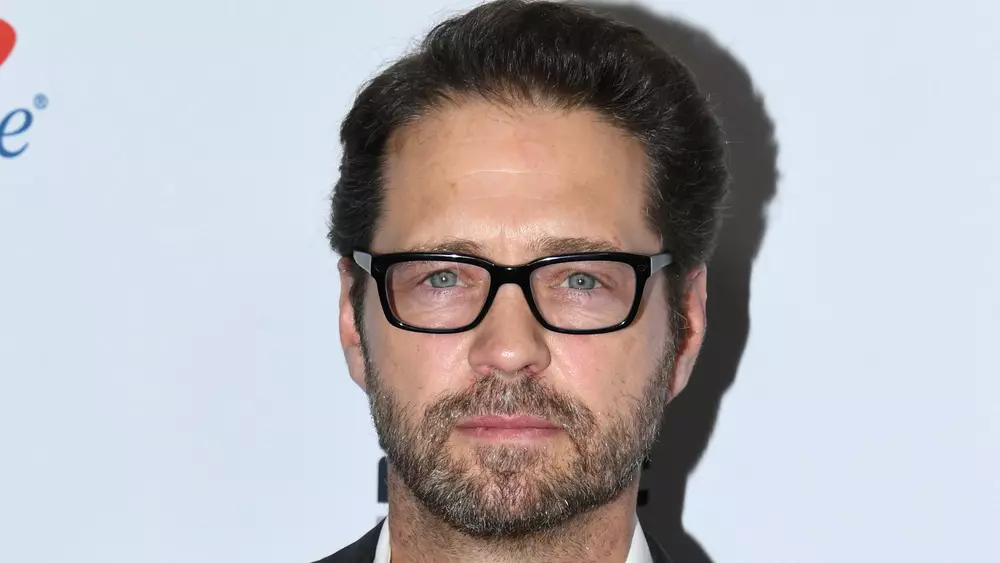 Yr actor Jason Priestley yn chwaraeon sbectol