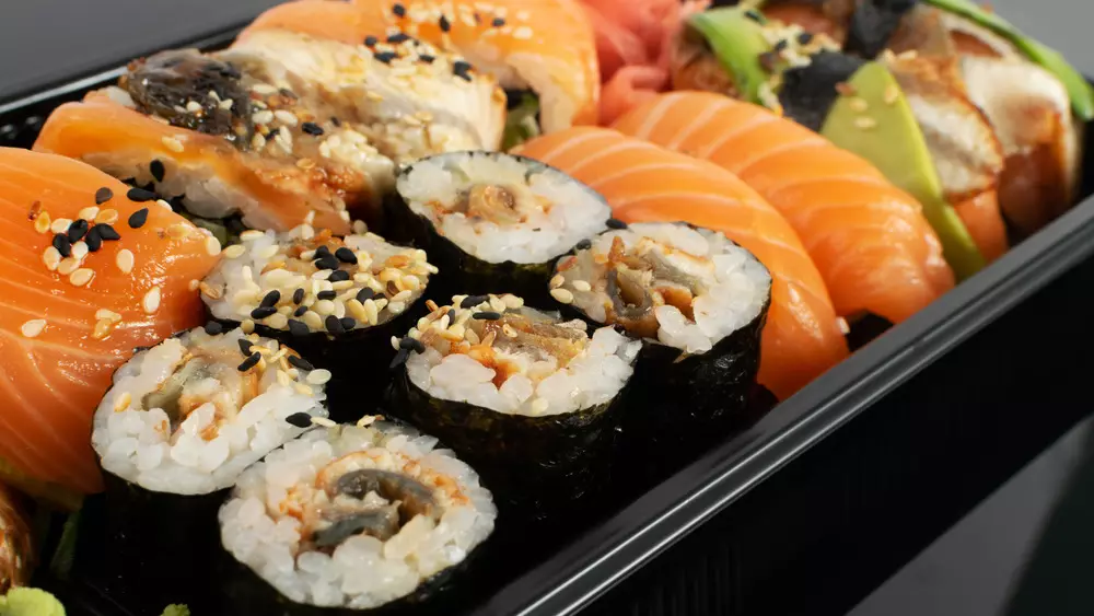 Sushi en un recipient de plàstic