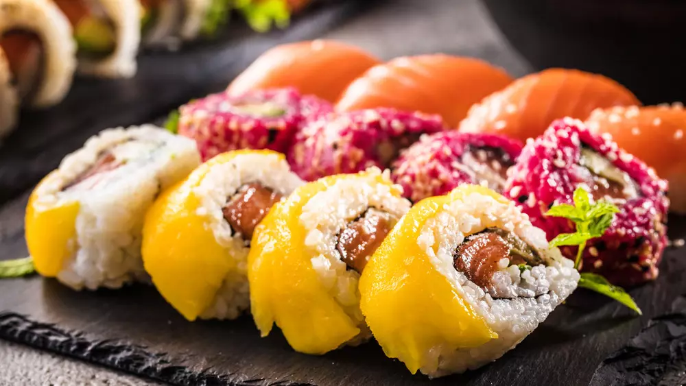 Sushi li ser plakaya reş dişewitîne